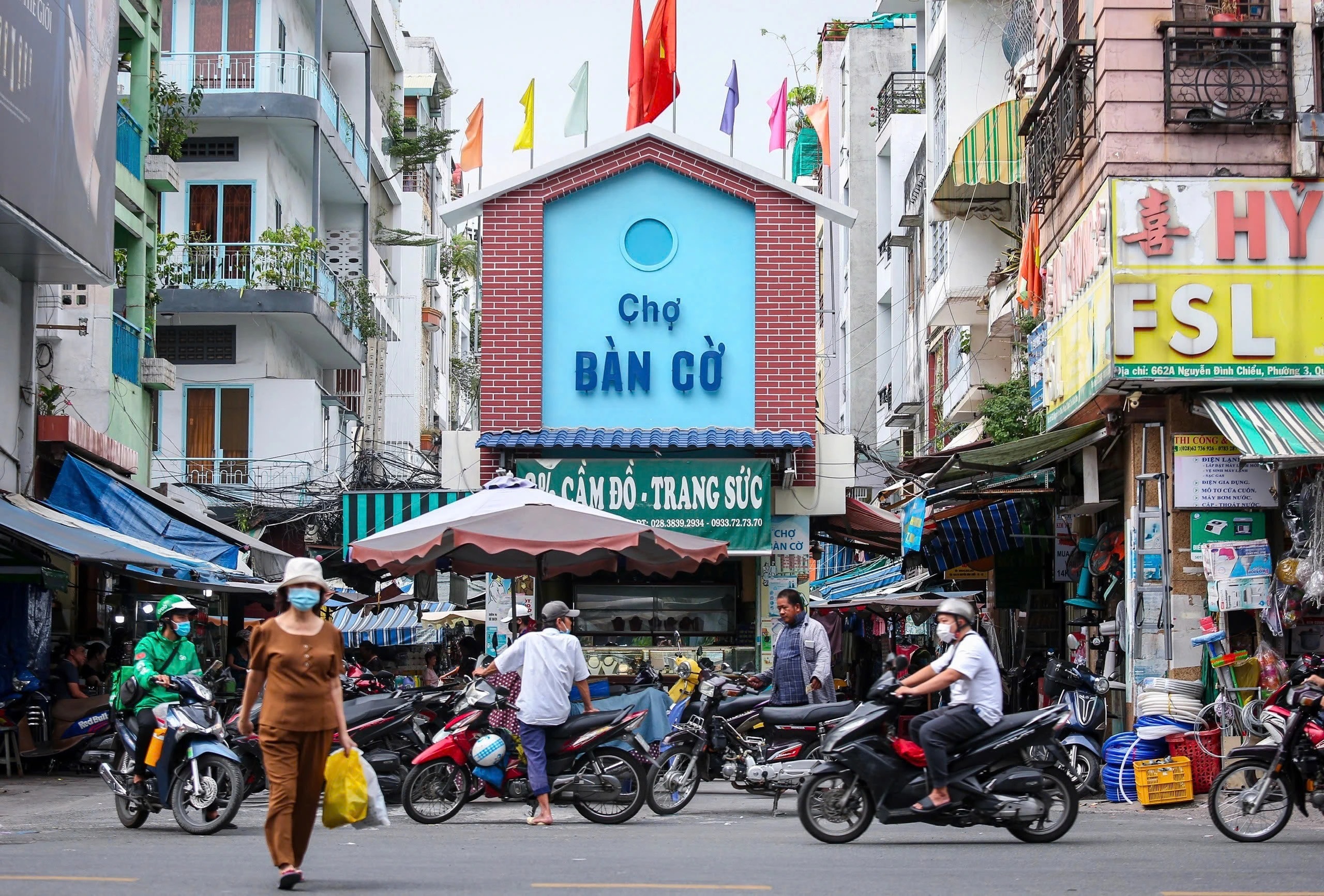 Chợ Búa Thời Sáp Nhập - Thời Báo Newspaper - Viết từ Saigon